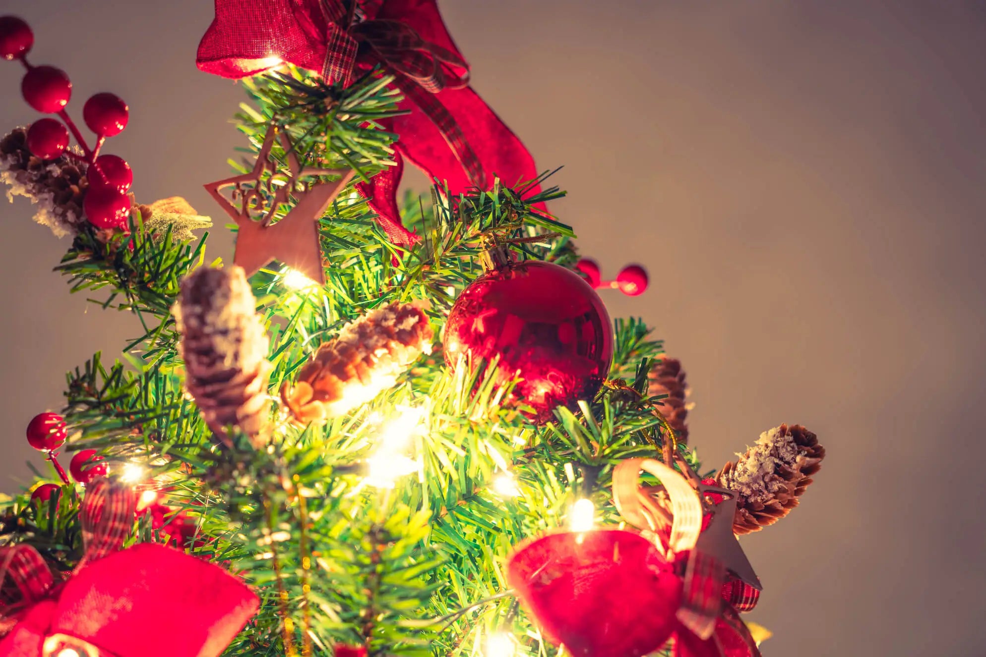Easy DIY Christmas Tree Lighting Ideas – Aqara LLC